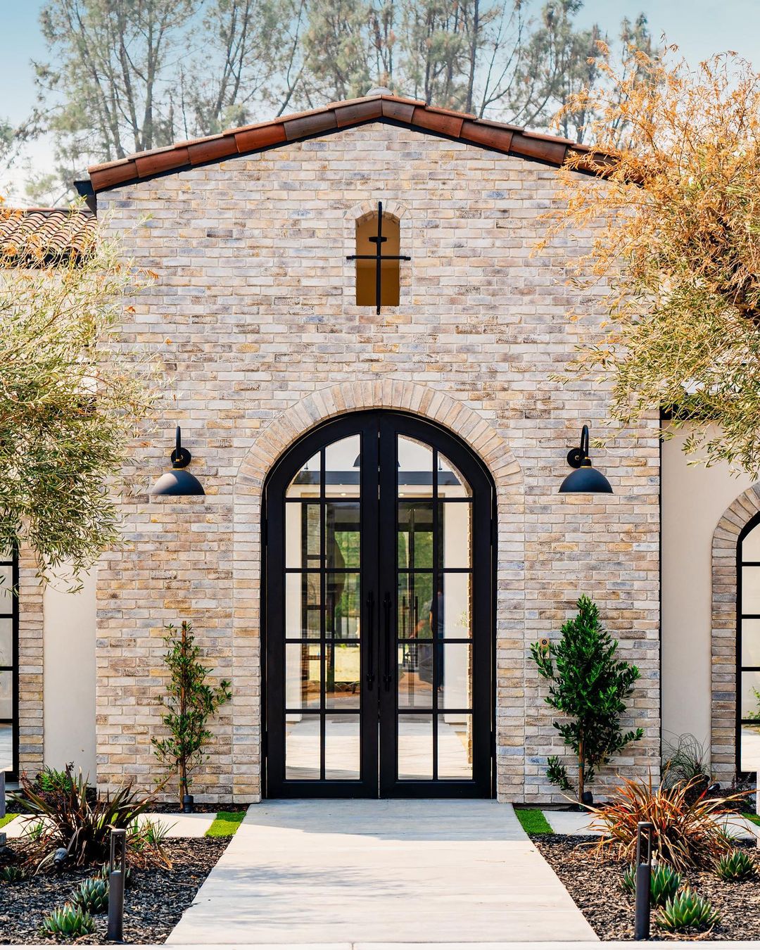 This entry has more than a few of our favorite things: a custom gate ...